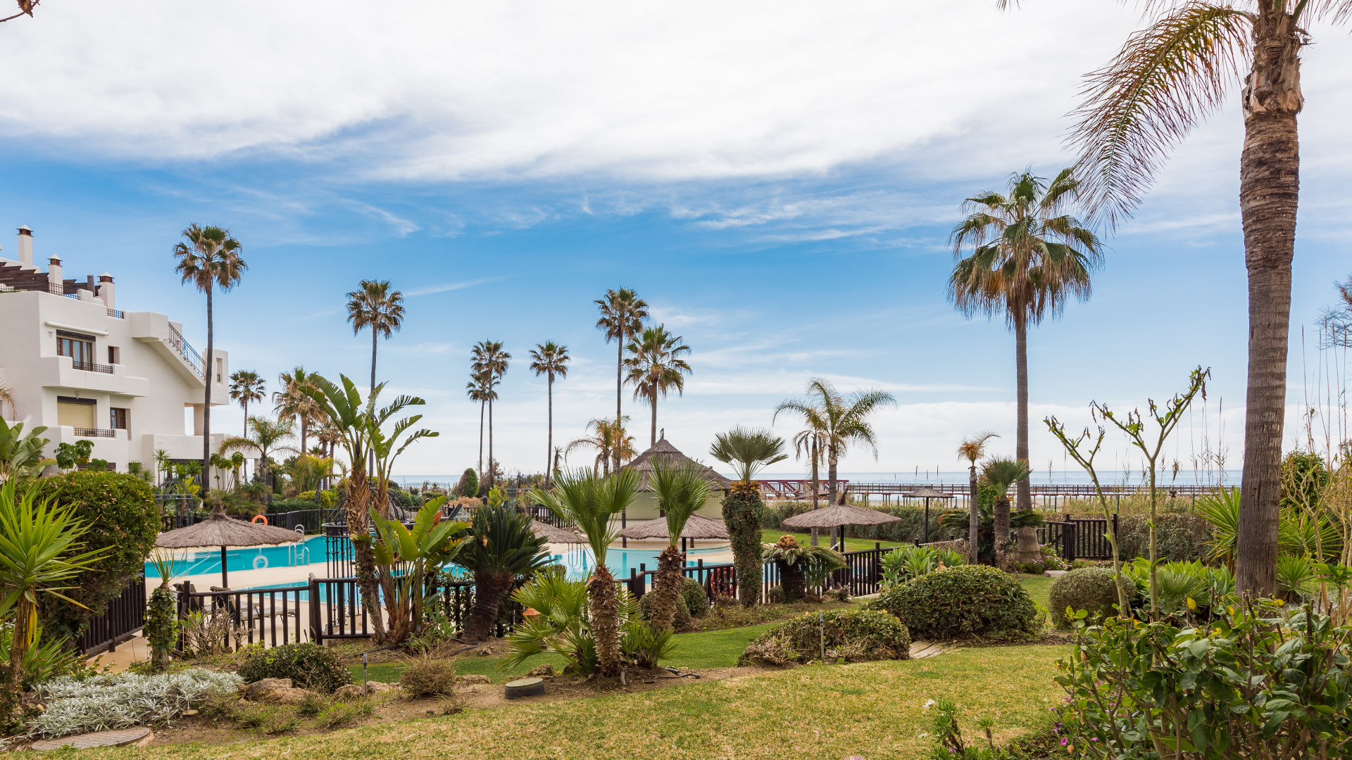 Apartment with direct access to the beach in El Velerin, Estepona ...